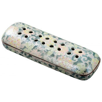 オススメの商品です(AZ)陶器でできた、おしゃれなお香立てです。特殊な網を使用しているため1本でも燃焼します。蓋を使用すれば灰の飛び散りも気にならないため、リビングや玄関など場所を選ばずご使用いただけます。スティックタイプの蚊取り線香などに...