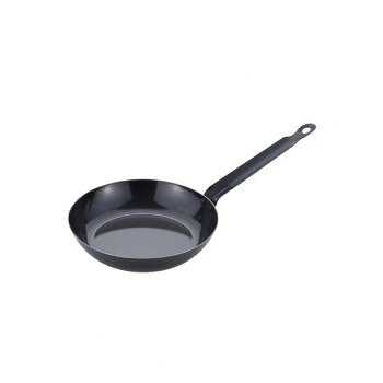 焼き物、炒め物、ステーキに使い込むほどに油が馴染んでいく鉄製のフライパンだからこそステーキやムニエルはもちろん、日常でガンガン使っていただきたいクッキングウェアです。本格仕様の共柄ハンドルです。サイズ約37.5×20.6×11.2cm個装サ...