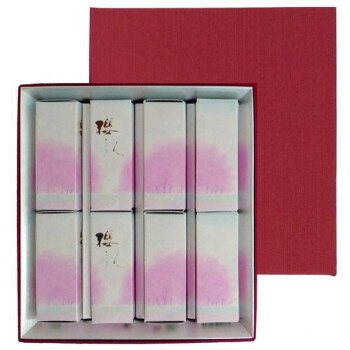 おすすめ桜葉エキスを配合し、爽やかな甘みのある香りです。桜並木の華やかなパッケージで、見る人の心を穏やかにしてくれます。サイズ個装サイズ：18×16.8×4.4cm重量個装重量：240g仕様内容:約15g×8箱(ハーフ寸サック×8箱)煙の量...