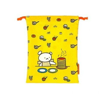 おすすめ人気絵本「しろくまちゃんのほっとけーき」をデザインした巾着です。しっかりした和素材のポリエステルにプリントを入れて、こぐまちゃんの可愛らしさを表現しました。コップ袋としてもお勧めです。サイズ180×220×10mm個装サイズ：23×...