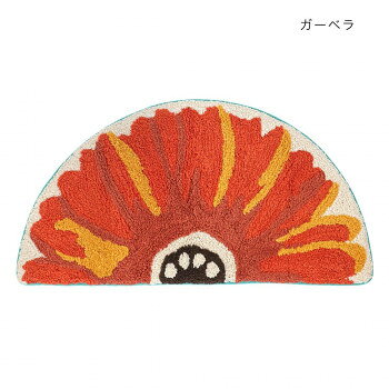 お部屋を春夏仕様に演出春夏らしいお花モチーフの色鮮やかなマットです。半円状なので、ドアなどの出入口はもちろん、ベッド下に敷くのもおススメです。取り扱う布製品は、織りから染色まで昔ながらの伝統的手法で作られております。手作業の工程が多いため、...
