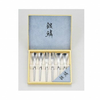 おすすめ流線形のフォルムに鱗の輝きをイメージしたデザインです。槌目模様に光が美しく反射し、和食器にも合いますので普段使いやおもてなしにもお使いいただけます。サイズコーヒースプーン:(約)126×24mm、ケーキフォーク:(約)130×19m...