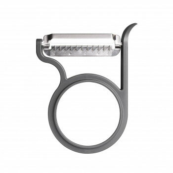 手のひら感覚で使えるコンパクトなピーラー。手のひら感覚で使えるコンパクトなピーラー。きんぴらごぼうや大根サラダが簡単にできる千切り刃です。刃物産地の燕三条職人が作るこだわりの刃は軽い力でスムーズに切れます。曲げた板一つ一つに刃付けをしてある...