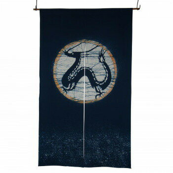 お部屋を彩る!縁起の良い「龍」をモチーフにデザインしました。お正月などおめでたい日だけでなく、玄関の飾りやお店のなどにもピッタリです。文字の周りは黄金色に染め上げています。お取り扱い方法:洗濯はドライクリーニングをお勧めします。ご家庭で洗濯...