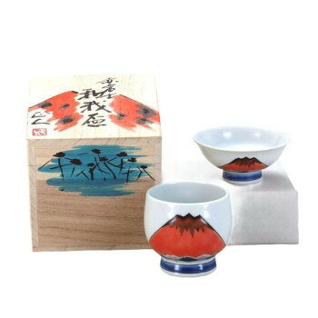 お酒の時間を楽しめる盃九谷和窯オリジナル商品です。今日の気分で丸型でのんだり平型でのんだり、お酒の時間を楽しめる盃です。1つ1つ手書きで絵付けをしていますので温かみがあり心がホッと和みます。絵付け職人自らが、観賞用にカップのデザインを桐箱に...