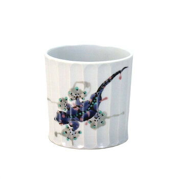 造形の芸術性を高めた洋酒のカップ白九(しろっく)は、陶磁器本来の価値を見直し、造形の芸術性を高めた洋酒のカップシリーズです。石川県小松市産の花坂陶石を使用した素地に、高精度な職人の技術によってエッジの効いたカットや削り等を施しています。工芸...