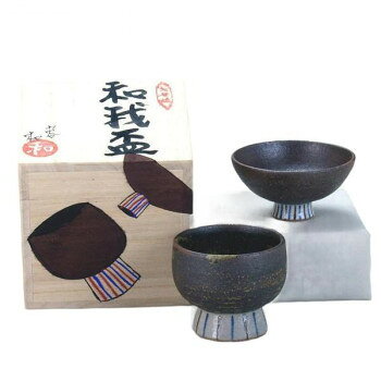 お酒の時間を楽しめる盃九谷和窯オリジナル商品です。今日の気分で丸型でのんだり平型でのんだり、お酒の時間を楽しめる盃です。1つ1つ手書きで絵付けをしていますので温かみがあり心がホッと和みます。絵付け職人自らが、観賞用にカップのデザインを桐箱に...
