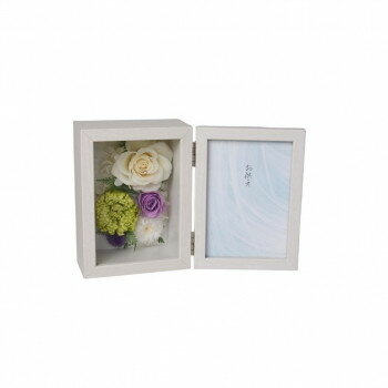 大切な方のお写真と想い出を花と一緒に写真とお花を一緒に飾れるので、お仏壇などに置いても華やかな印象。フラワーアレンジメントと、フォトフレームが一体なので飾りやすい。サイズ(open)W22.5×H15×D5.5cm、(close)W11×H...