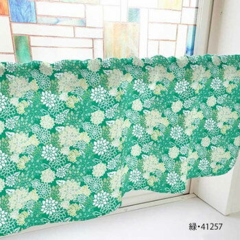 キッチン周りの装飾や棚の目隠しにも。たくさんのダリアの花が描かれた、華やかで目を引くデザインのカフェカーテンです。※北海道・沖縄・離島は別途送料をいただきます。※受注生産品のため、ご注文後のキャンセルはお受けできません。サイズW1000×H...