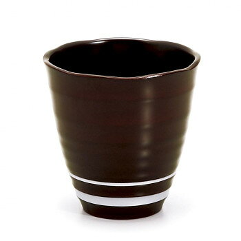 銀のラインがアクセント!しっとりとした質感の漆塗りフリーカップです。焼酎やコーヒー等、様々な用途にお使いいただけます。サイズ約φ9×9cm個装サイズ：10×10×10cm重量約80g個装重量：140g素材・材質木粉、メラミン樹脂(漆塗)仕様...