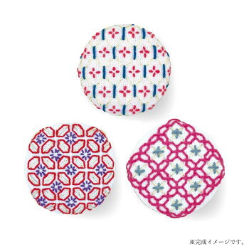 おすすめ1つのキットで一目刺し2柄とくぐり刺し1柄の3つの柄を刺すことができる刺し子のブローチキット。繊細な柄に、糸の多色使いやラメ糸を使用するなど、刺し子のトレンドをおさえたデザインです。ブローチの仕立ても簡単で、刺し子から仕立てまで平均...