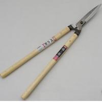 ★国産★本樫材を使用したハイクオリティ純国産刈込鋏!ハンドルは高級木材の本樫を使用。国産製品です。価格もリーズナブルに抑えたお買い得商品です!サイズ全長660mm、刃渡り165mm個装サイズ：66×16.5×4cm重量800g個装重量：80...