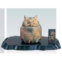 福を呼ぶ「ふくろう」香炉です。福籠=不苦労から幸せが漂ってきます。サイズ高12.3×幅9.5×奥行10cm個装サイズ：10×26×12.3cm素材・材質鋳鉄付属品PC8寸木目花台、木札(黒)製造国日本福を呼ぶ「ふくろう」香炉です。 福籠=不...