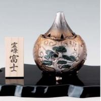 デザイン性に富んだ香炉です。細やかな細工と豊かな色彩が造り出す、完成度の高い一品です。サイズ高12×幅10×奥行10cm個装サイズ：12×24×14cm素材・材質アルミ付属品PC花台製造国日本デザイン性に富んだ香炉です。 細やかな細工と豊か...