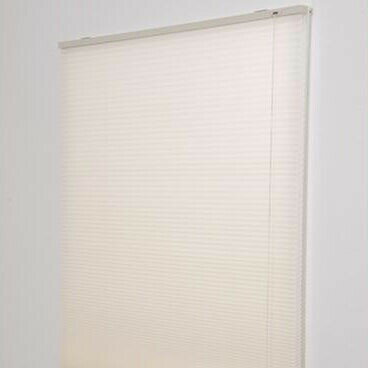やわらかな光が差し込みます。生地の風合いを楽しめ、すっきりとしたフォルムのシングルタイプです。様々なシーンでお使いいただけます。ハニカム構造が外からの温度を跳ね返すので、冷暖房効果がアップしお部屋を快適に保ちます。カーテンレールにも取付可能...