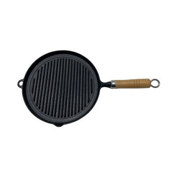 鋳肌が美しい岩鋳のキッチンウェア余分な油が落ちてヘルシー。焼き目も美しい。木柄付きなので持ち手が熱くなりません。サイズ44.5×25.5×H6cm、内径24.5×24.5×D1.9cm個装サイズ：28×27×7cm重量約1.7kg個装重量：...
