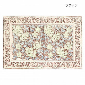おすすめ淡い色調のフラワー柄がエレガントなブロックプリントランチマットです。ナチュラルな色合いがテーブルを優しい雰囲気にしてくれます。「ブロックプリント」は木版を使って、職人がひと版ひと版、手でスタンプを押すように生地の上にプリントするイン...