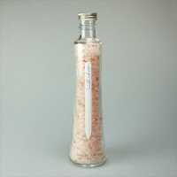 新鮮な香りに包まれて贅沢なバスタイムを。ヒマラヤ山脈の麓から採掘される3億5千万年前に形成されたヒマラヤ岩塩ピンクソルトは、ミネラルが豊富に含まれた大変貴重な岩塩です。南仏グラースから届いた新鮮な香りに包まれて贅沢なバスタイムをお過ごしくだ...