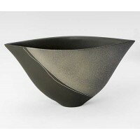 ギフトとしてもオススメのお洒落な花器。三重県四日市の伝統工芸「四日市ばんこ焼」の生花用花器。空間をお洒落に演出するインテリアです。サイズ長34×高17×巾14cm個装サイズ：36×16×19cm重量個装重量：400g素材・材質陶器製造国日本...