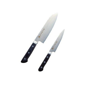 濃州孫六作の伝統を受け継いだ銘品幾重にも折り重なる波紋で鋭い切れ味。波模様に広がる刃紋に高級感があります。柄には手に馴染みやすく、耐久性のある積層強化木を使用しました。サイズ三徳包丁:刃渡18cm、ペティナイフ:刃渡13.5cm個装サイズ：...