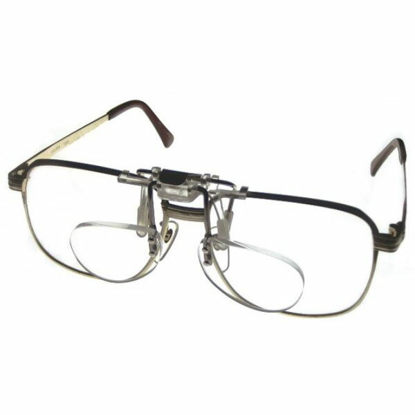 ワンタッチで老眼鏡に早変わり!大きいレンズのメガネ適応サイズ。普段お使いのメガネに装着して使用します。釣りの仕掛けなど繊細な作業のときにとっても便利。コンパクトで持ち運びにも最適です。サイズレンズサイズ縦30×41mm個装サイズ：17×10...