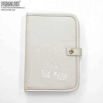 おすすめパスポートやカード類、診察券など貴重品の整理収納に役立ちます。カード収納部は合計5か所、一番後ろは通帳やチケットなど大きめのものが入る深いポケットです。内側に芯材が入っていてしっかりしています。A6サイズ対応。便利なペン差し付き。中...