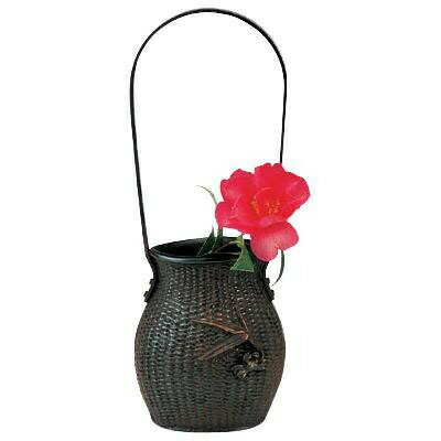 花のある暮らしを演出する花瓶です。伝統工芸師が作る重厚感あるブロンズ製花瓶。玄関・居間・和室などを華やかに演出してくれます。サイズ個装サイズ：15×15×35cm重量個装重量：900g生産国日本花のある暮らしを演出する花瓶です。※お届けは花...