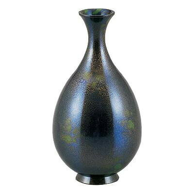 花のある暮らしを演出する花瓶です。伝統工芸師が作る重厚感あるブロンズ製花瓶。玄関・居間・和室などを華やかに演出してくれます。サイズ個装サイズ：15×15×25cm重量個装重量：800g生産国日本花のある暮らしを演出する花瓶です。伝統工芸師が...