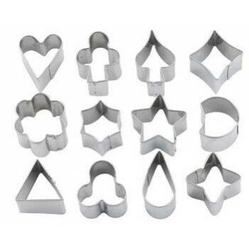 おすすめ(AZ)簡単にかわいい形のクッキーが作れる抜き型です。花型やしずく型などのマークが12個入っています。サイズ10.2×10.2×2.3cm個装サイズ：10.2×9.9×2.2cm重量92g個装重量：96g素材・材質ブリキ、ステンレス...