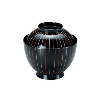 越前漆器(木質)のお椀木質(木の粉と樹脂を混ぜて固めたもの)をベースに漆を刷毛で塗り、その上に蒔絵(絵付け)をします。蒔絵は、蒔絵筆に漆を含ませて模様を描き、そこに金・銀粉などを蒔きつけ研ぎ、磨きを繰り返してつくりあげています。※漆塗のため...