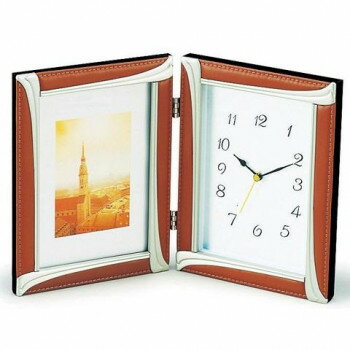 思い出を飾れるフォトフレーム＆クォーツ時計アルミ材のシルバー色と本革のブラウンのコンビがおしゃれなフォトフレーム&クォーツ時計です。時と共に思い出を飾る一品です。サイズ約25.5×18×4cm個装サイズ：14×19×6cm重量個装重量：53...