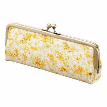 おすすめリラ(ライラック)柄のがま口メガネケースです。※生地の取り都合により柄が異なります。サイズ内寸:約W160×D55×H32mm個装サイズ：18.0×9.0×3.3cm重量約65g個装重量：60g素材・材質プラスチック・スチール/コッ...