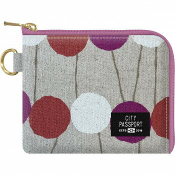 お出かけ時のオールインワンパスケース「優しさ」「キュートさ」を感じさせるレディースラインナップ。窓枠ポケット付きのコンパクトなパスケース。小銭、お札、カード、鍵など出かけるとこ気に必要なものを便利に収納できます。※ファスナーパーツはお選び頂...