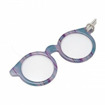 ミニメガネ型のペンダントルーペ。ちょっとした近くを見るときに便利な、ローネットグラス(手持ち老眼鏡)タイプのルーペです。サイズ(約)レンズ径:φ35mm(片方)、本体:タテ43×ヨコ110mm、ひもの長さ:92cm個装サイズ：2.7×5.5...