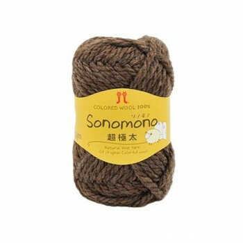 超極太ストレート、帽子やマフラーに棒針で帽子・マフラーなどの小物作品に適した超極太ストレートタイプです。※使用針は、すべてハマナカアミアミ手あみ針をご使用ください。※手あみ針は別売りです。サイズ約40m個装サイズ：12×12×12cm重量個...