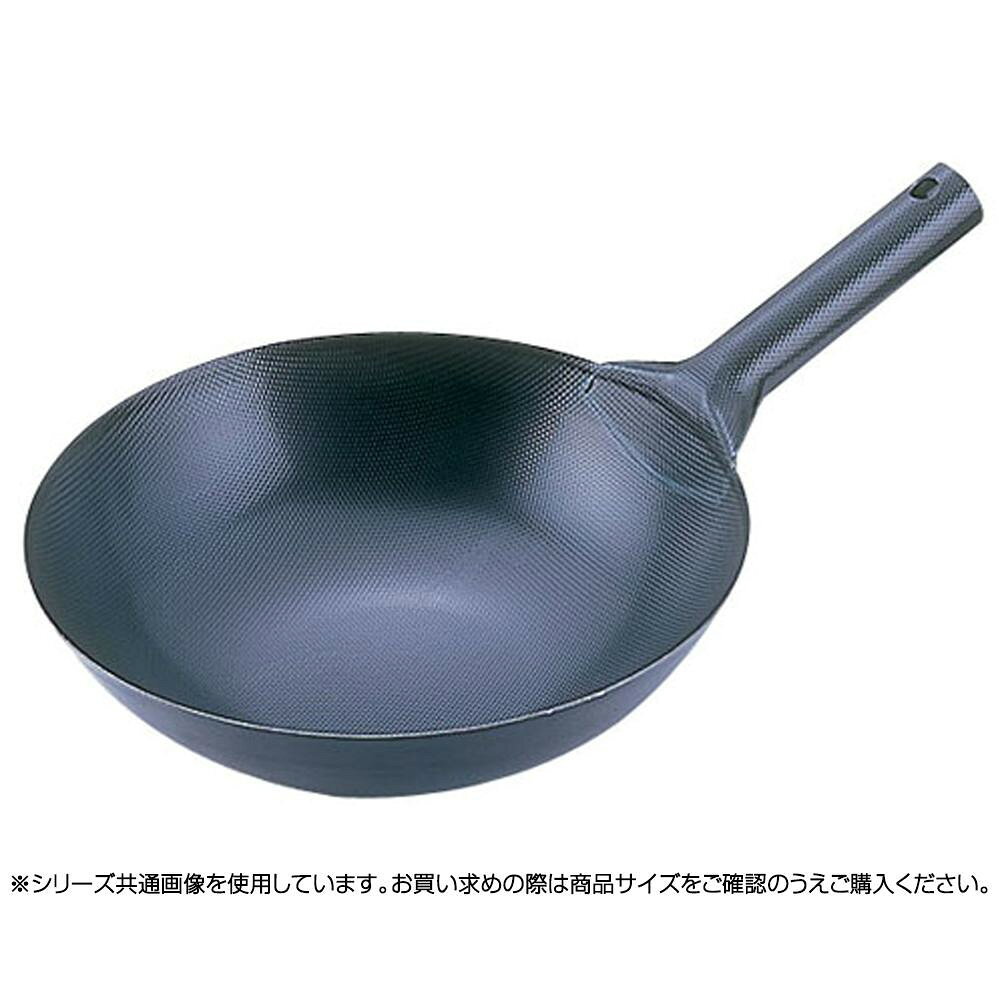 こびりつきにくい凸凹模様が特徴の北京鍋です。金属表面に無数の凸凹を浮き立たせた特殊加工金属のため、こげつきの発生する恐れが格段に減ります。サイズ内径36cm×深さ106mm個装サイズ：38.0×55.0×15.0cm重量1530g個装重量：...