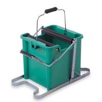 手を汚さない、便利なモップ絞り機。手を汚さずに、モップ糸を洗う、絞るの両方の作業を行うことができます。サイズ34×49×29cm個装サイズ：36×43×34cm重量3500g個装重量：4200g素材・材質本体：ポリプロピレン（再生樹脂）ロー...