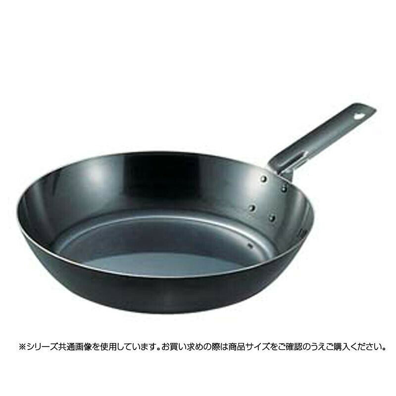 幅広くお使いいただけます。柄の短いオーブン用のフライパンです。サイズ内径300×深さ57mm、底径200mm個装サイズ：32.0×47.0×9.0cm重量1.61kg個装重量：1950g仕様IH対応板厚:2.3mm柄長:135mm生産国日本...