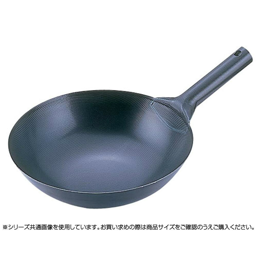 こびりつきにくい凸凹模様が特徴の北京鍋です。金属表面に無数の凸凹を浮き立たせた特殊加工金属のため、こげつきの発生する恐れが格段に減ります。サイズ内径27cm×深さ76mm個装サイズ：29.0×44.0×12.0cm重量940g個装重量：12...