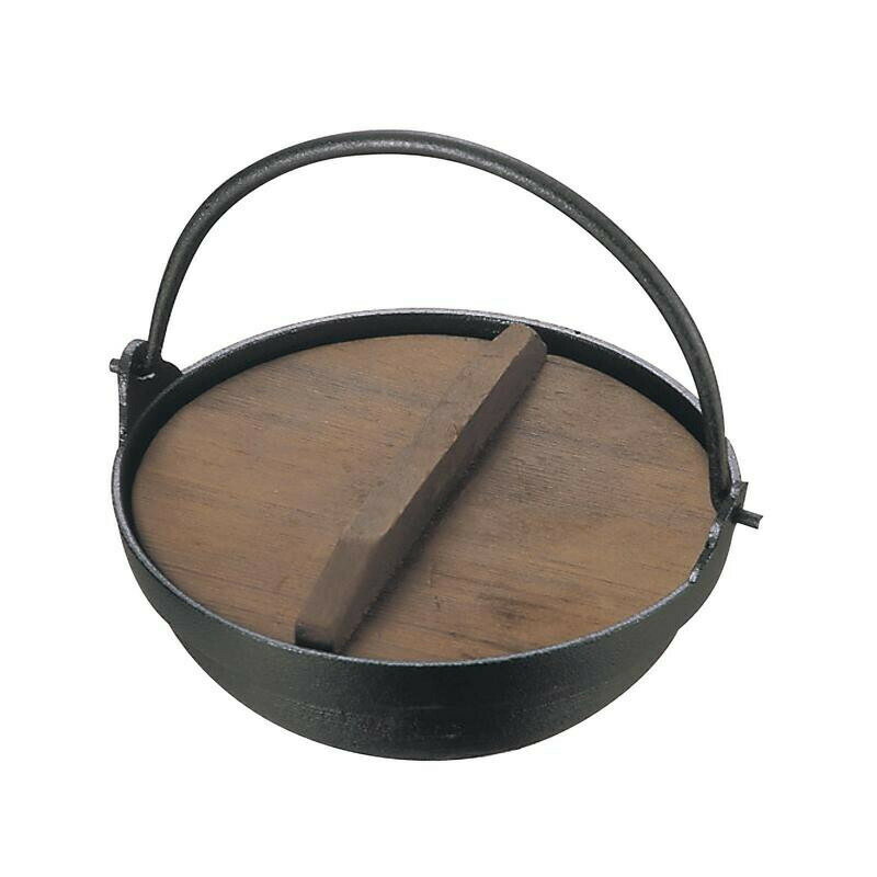 寒い季節にぴったりな田舎鍋です。アルミ合金を使用した田舎鍋です。サイズ外寸:φ180mm、内寸:φ170mm、深さ:55mm個装サイズ：9.8×22.8×19cm重量0.4kg個装重量：450g素材・材質工業JIS規格アルミ合金、蓋:木仕様...