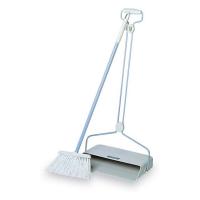 厚さわずか5cmの薄型!家具等の隙間に収納できます。置き場所に困らないホーキとチリトリのセットです。ホーキは毛先が広がり隅々まできれいに掃除できます。サイズ全長:73cm個装サイズ：33×78×4cm重量約850g個装重量：1020g素材・...