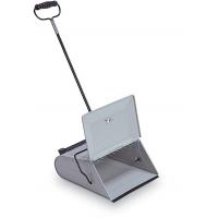 ゴミを取るクシのついた使いやすい自立タイプのチリトリ。底に取手が付き、ゴミ捨てがしやすくなりました。サイズW29.5×D33.5×H69cm個装サイズ：28.5×16×86cm重量約1kg個装重量：1140g素材・材質鋼板に粉体塗装仕様収納...