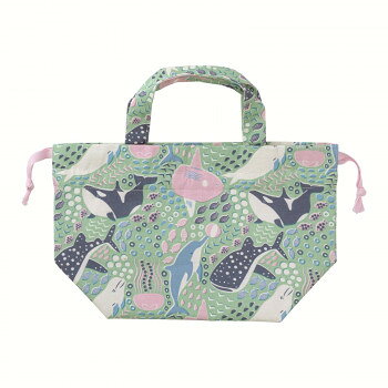 水辺の生き物たちを描いたかわいいランチ巾着水辺の仲間たちを描いたランチ巾着。「水の生き物」との思い出で生活を包み込み、心地よい暮らしを提供するファブリック雑貨。保温・保冷機能が付いた、お弁当箱を入れるのに丁度いいサイズ感。内側はアルミ蒸着生...