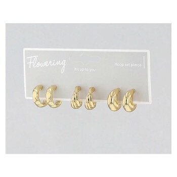 上品な雰囲気を演出してくれるフープピアスシンプルでコーディネートに合わせやすく、上品な雰囲気を演出してくれるフープピアス。3つのデザイン違いがセットになったアイテムで、一つ持っているだけで気分に合わせたおしゃれが楽しめます。ゴールドのメタル...