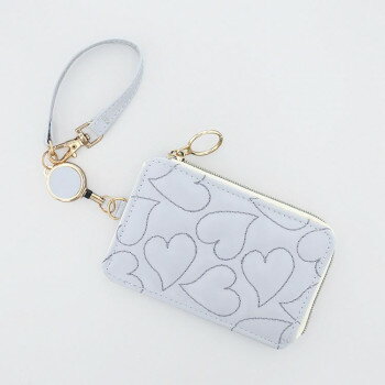 表も裏もハートなパスケースハート柄のステッチがおしゃれ!カードポケットのクリア面もハート型です。リール付きでカバンにつけたまま使える!伸縮可能なリール付きなのでスムーズに取り出せて便利。小銭や鍵などのちょっとした小物を一つにまとめられる。フ...