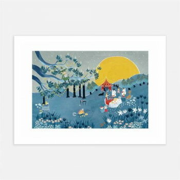 インテリアのアクセントに広い草原にテーブルとテントを出して、お隣さんのフィリフィヨンカ夫人も呼んでアウトドアパーティーをしているシーンのポスター。小物と一緒に飾ったりとコーディネートを楽しみながら飾るのもおすすめです。※製造・配送過程におい...