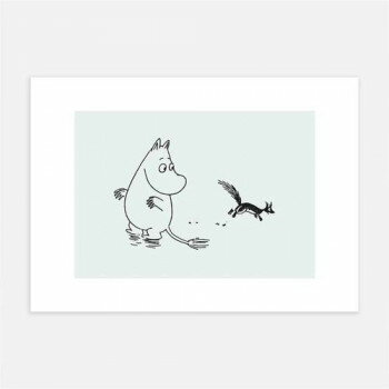 インテリアのアクセントにムーミンとムーミン谷で暮らす野生のリスが描かれたシンプルなポスター。原画調デザインを採用しているのでファンシーすぎずインテリアとしてピッタリです。原画とは雰囲気の異なるタッチの絵画のようなイラスト。小物と一緒に飾った...