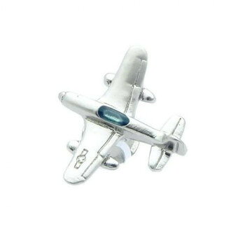 飛行機のピンズ飛行機のピンズ。銀色の機体にブルーのコックピットで、小さいながらもしっかり作られたピンズが男のロマンを演出します。男性へのプレゼントとしても人気です。ニューヨーク発アクセサリーブランドSWANKは、1897年に設立された老舗ジ...
