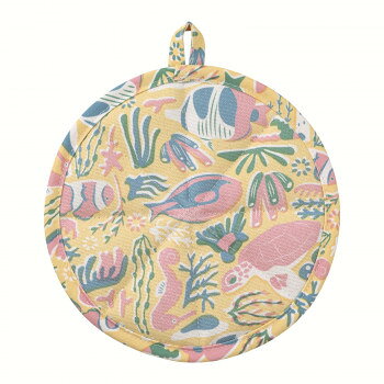 水辺の生き物たちを描いたかわいい鍋つかみ水辺の仲間たちを描いたラウンド鍋つかみ。「水の生き物」との思い出で生活を包み込み、心地よい暮らしを提供するファブリック雑貨。鍋敷きとしてもお使いいただけます。※手洗いでお手入れしてください。サイズW1...