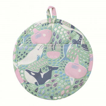 水辺の生き物たちを描いたかわいい鍋つかみ水辺の仲間たちを描いたラウンド鍋つかみ。「水の生き物」との思い出で生活を包み込み、心地よい暮らしを提供するファブリック雑貨。鍋敷きとしてもお使いいただけます。※手洗いでお手入れしてください。サイズW1...